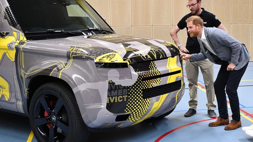 Nouveau Defender - Prince Harry curieux Land Rover