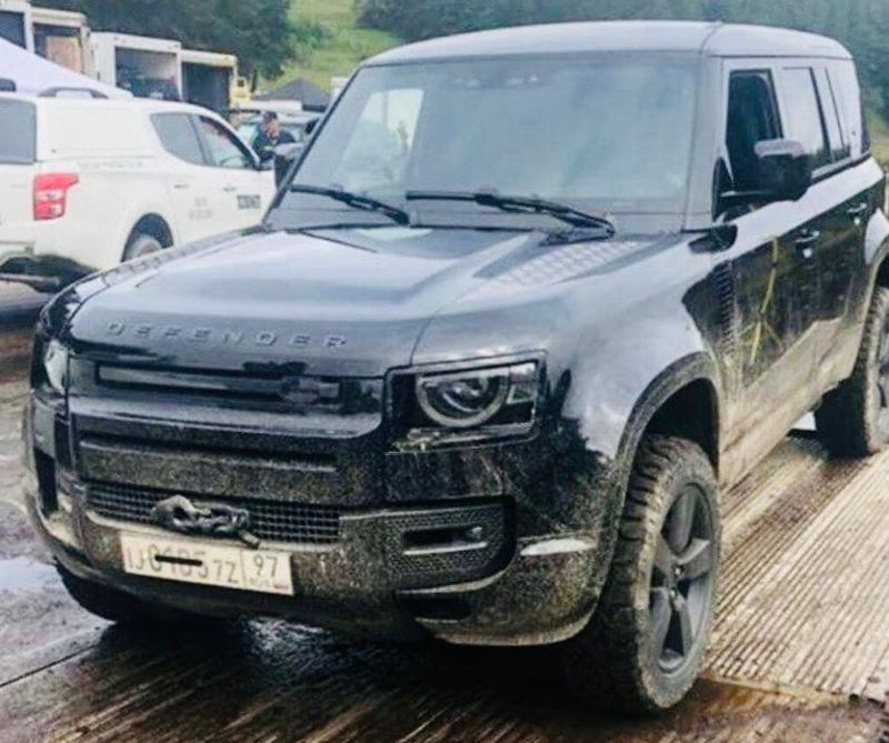Nouveau Defender Land Rover - No time to die... James Bond